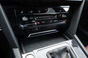 Black Volkswagen Arteon 2022 in Riga, with an engine capacity of 1.40 L and mileage of 142 thousand km for 22900 €, photo 22 on AUTOMOTO.COM.LV