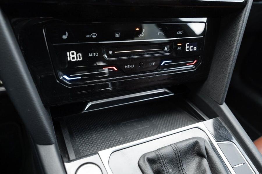 Black Volkswagen Arteon 2022 in Riga, with an engine capacity of 1.40 L and mileage of 142 thousand km for 22900 €, photo 22 on AUTOMOTO.COM.LV