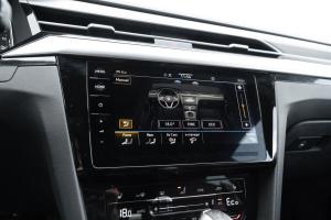 Black Volkswagen Arteon 2022 in Riga, with an engine capacity of 1.40 L and mileage of 142 thousand km for 22900 €, photo 26 on AUTOMOTO.COM.LV