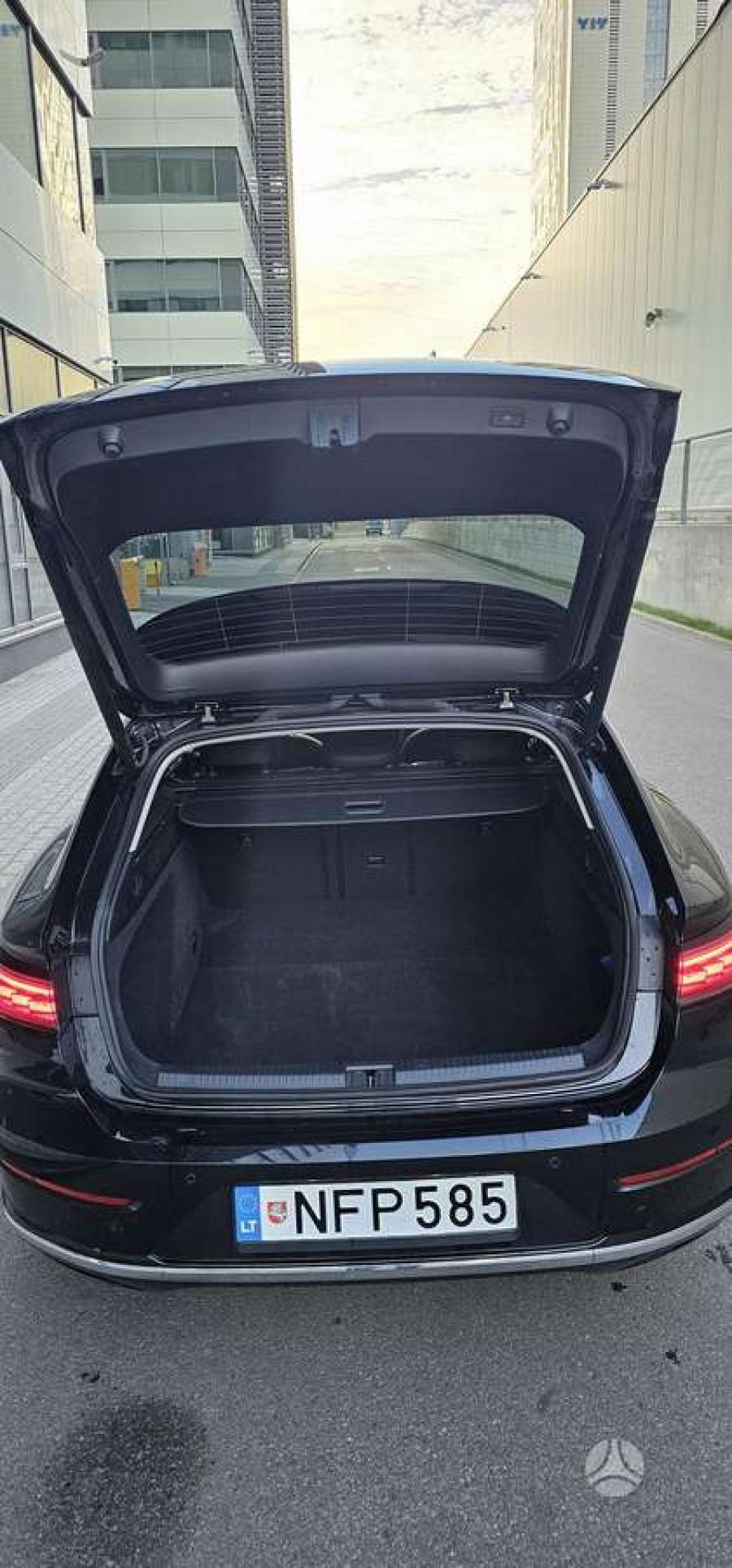 Black Volkswagen Arteon 2022 in Vilnius, with an engine capacity of 1.97 L and mileage of 123 thousand km for 22990 €, photo 20 on AUTOMOTO.COM.LV