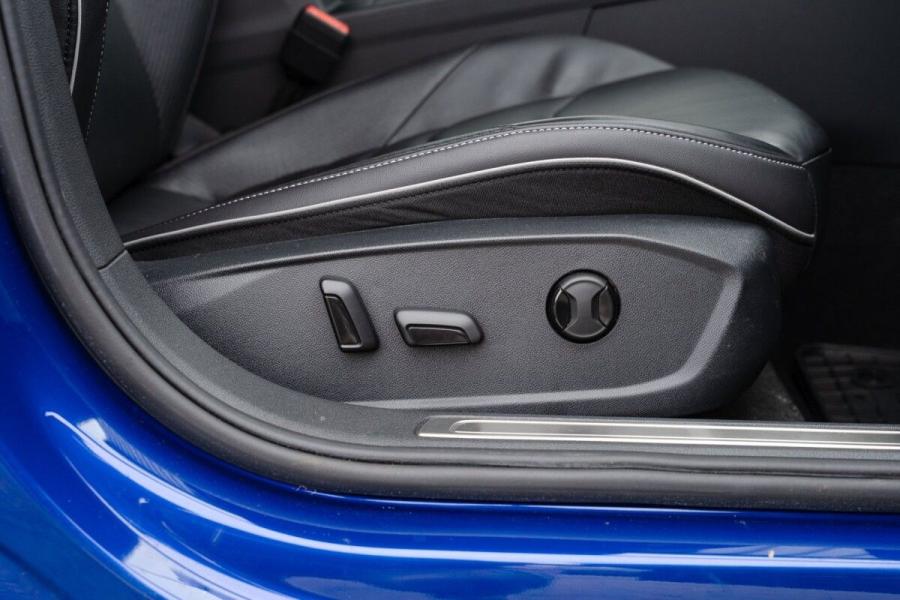 Blue Volkswagen Arteon 2021 in Riga, with an engine capacity of 1.40 L and mileage of 60 thousand km for 26500 €, photo 9 on AUTOMOTO.COM.LV