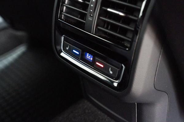 Blue Volkswagen Arteon 2021 in Riga, with an engine capacity of 1.40 L and mileage of 60 thousand km for 26500 €, photo 9 on AUTOMOTO.COM.LV