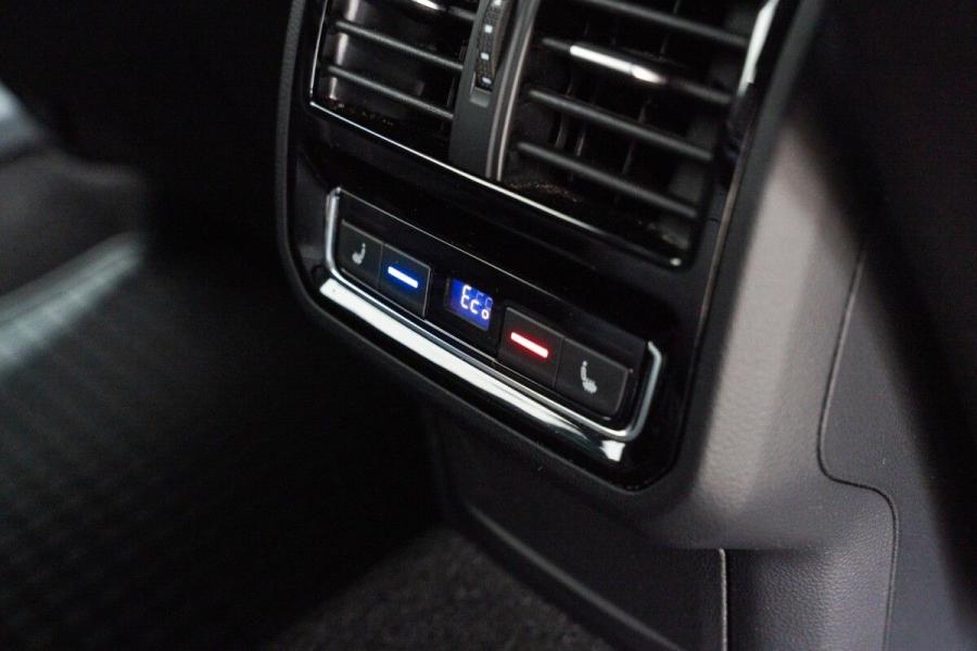 Blue Volkswagen Arteon 2021 in Riga, with an engine capacity of 1.40 L and mileage of 60 thousand km for 26500 €, photo 10 on AUTOMOTO.COM.LV