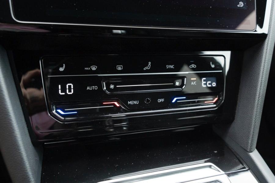 Blue Volkswagen Arteon 2021 in Riga, with an engine capacity of 1.40 L and mileage of 60 thousand km for 26500 €, photo 21 on AUTOMOTO.COM.LV