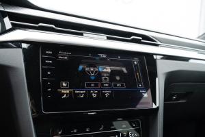 Blue Volkswagen Arteon 2021 in Riga, with an engine capacity of 1.40 L and mileage of 60 thousand km for 26500 €, photo 24 on AUTOMOTO.COM.LV