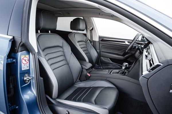 Blue Volkswagen Arteon 2022 in Riga, with an engine capacity of 1.40 L and mileage of 114 thousand km for 23500 €, photo 7 on AUTOMOTO.COM.LV