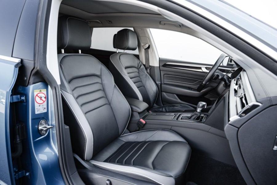 Blue Volkswagen Arteon 2022 in Riga, with an engine capacity of 1.40 L and mileage of 114 thousand km for 23500 €, photo 8 on AUTOMOTO.COM.LV