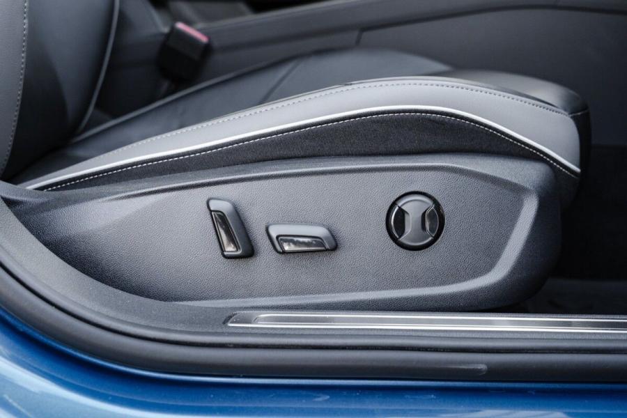 Blue Volkswagen Arteon 2022 in Riga, with an engine capacity of 1.40 L and mileage of 114 thousand km for 23500 €, photo 9 on AUTOMOTO.COM.LV