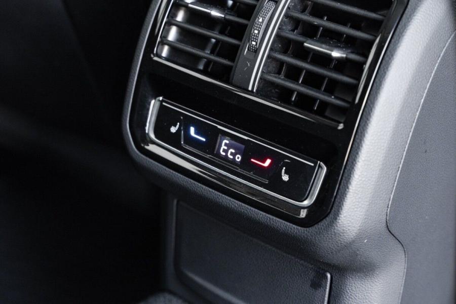 Blue Volkswagen Arteon 2022 in Riga, with an engine capacity of 1.40 L and mileage of 114 thousand km for 23500 €, photo 11 on AUTOMOTO.COM.LV