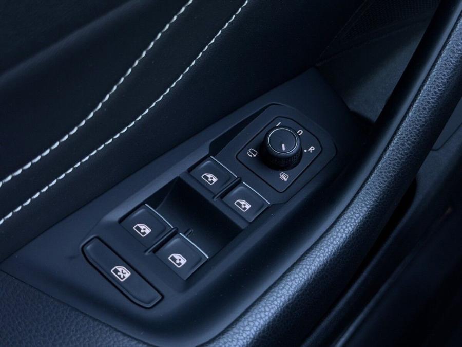 Pelēks Volkswagen Arteon 2024 Pērnava, ar dzinēja tilpumu 2.00 L un nobraukumu 54 tūkst. km par 29900 €, foto 20 vietnē AUTOMOTO.COM.LV