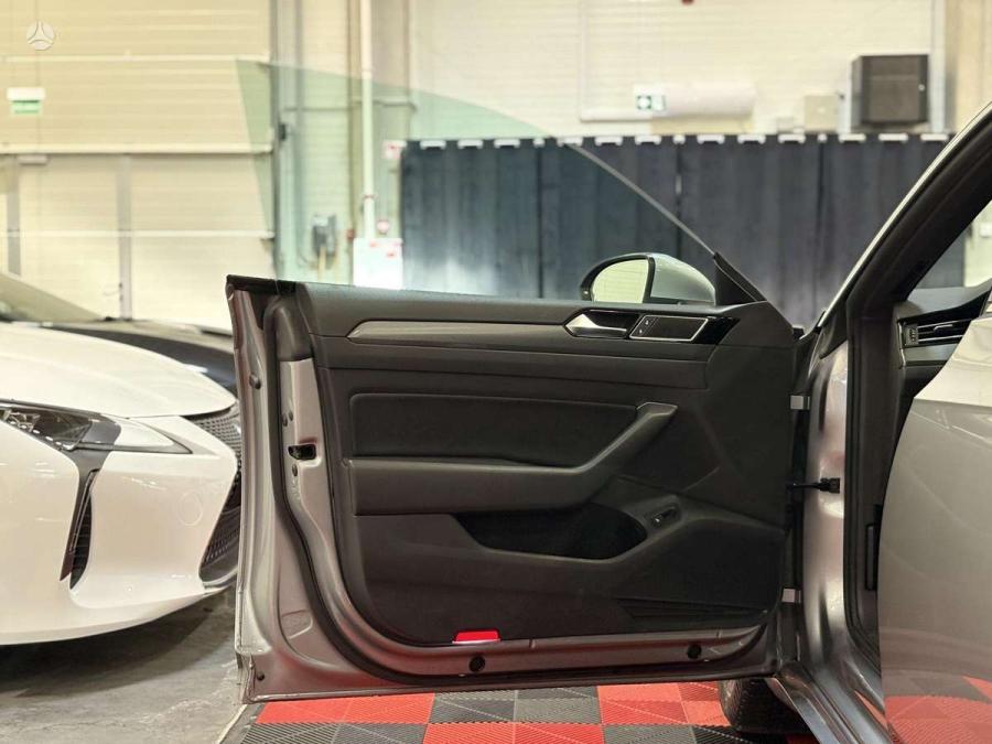 Grey Volkswagen Arteon 2017 in Vilnius, with an engine capacity of 1.97 L and mileage of 172 thousand km for 16990 €, photo 13 on AUTOMOTO.COM.LV