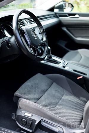 Grey Volkswagen Arteon 2018 in Riga, with an engine capacity of 2.00 L and mileage of 184 thousand km for 16400 €, photo 5 on AUTOMOTO.COM.LV