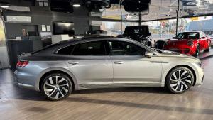 Grey Volkswagen Arteon 2020 in Kaunas, with an engine capacity of 2.00 L and mileage of 80 thousand km for 30630 €, photo 4 on AUTOMOTO.COM.LV