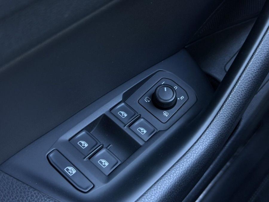 Grey Volkswagen Arteon 2018 in Parnu, with an engine capacity of 1.50 L and mileage of 145 thousand km for 22900 €, photo 22 on AUTOMOTO.COM.LV