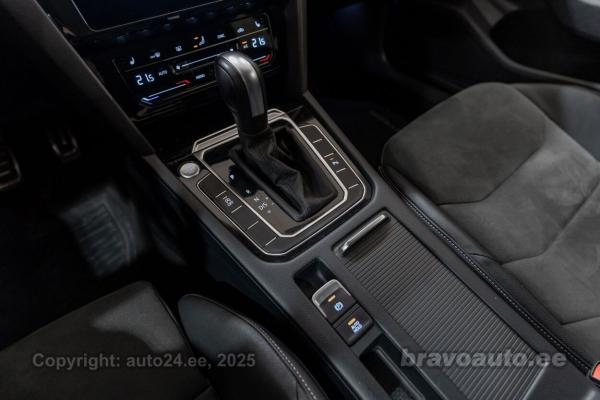 Grey Volkswagen Arteon 2021 in Tallinn, with an engine capacity of 1.97 L and mileage of 177 thousand km for 24200 €, photo 10 on AUTOMOTO.COM.LV