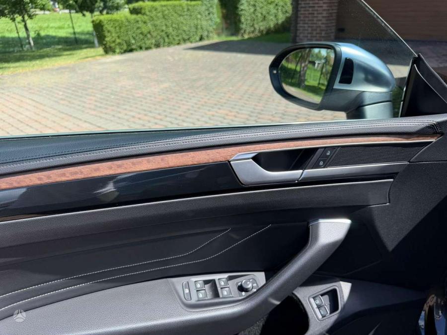 Grey Volkswagen Arteon 2021 in Klaipeda, with an engine capacity of 1.40 L and mileage of 89 thousand km for 21990 €, photo 29 on AUTOMOTO.COM.LV