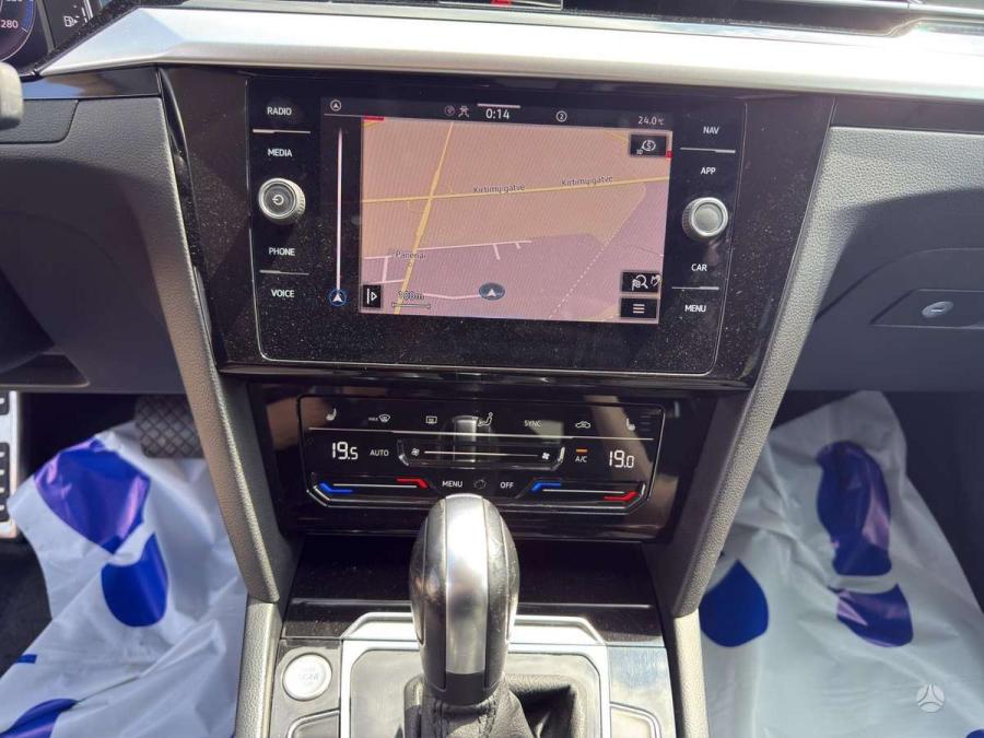 Pelēks Volkswagen Arteon 2021 Viļņa, ar dzinēja tilpumu 2.00 L un nobraukumu 233 tūkst. km par 19990 €, foto 17 vietnē AUTOMOTO.COM.LV