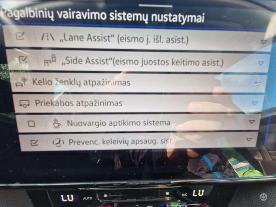 Grey Volkswagen Arteon 2022 in Vilnius, with an engine capacity of 2.00 L and mileage of 146 thousand km for 29500 €, photo 13 on AUTOMOTO.COM.LV