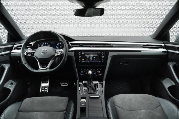 Pelēks Volkswagen Arteon 2023 Mārupe, ar dzinēja tilpumu 2.00 L un nobraukumu 84 tūkst. km par 28950 €, foto 8 vietnē AUTOMOTO.COM.LV