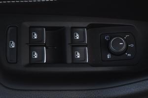 Pelēks Volkswagen Arteon 2024 Ventspils, ar dzinēja tilpumu 2.00 L un nobraukumu 59 tūkst. km par 33650 €, foto 31 vietnē AUTOMOTO.COM.LV