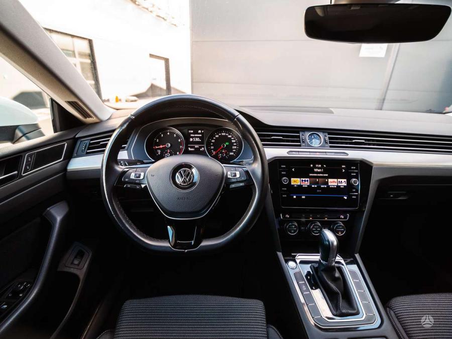 White Volkswagen Arteon 2018 in Kaunas, with an engine capacity of 1.50 L and mileage of 198 thousand km for 14950 €, photo 20 on AUTOMOTO.COM.LV