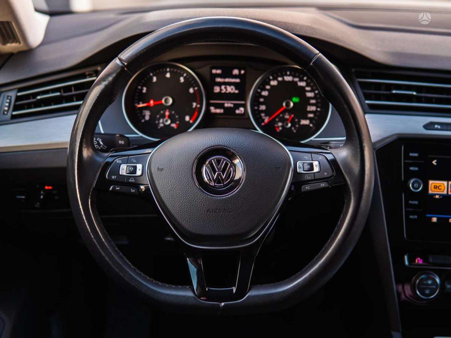 White Volkswagen Arteon 2018 in Kaunas, with an engine capacity of 1.50 L and mileage of 198 thousand km for 14950 €, photo 21 on AUTOMOTO.COM.LV