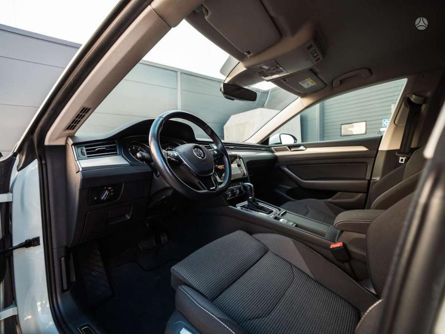 White Volkswagen Arteon 2018 in Kaunas, with an engine capacity of 1.50 L and mileage of 198 thousand km for 14950 €, photo 28 on AUTOMOTO.COM.LV