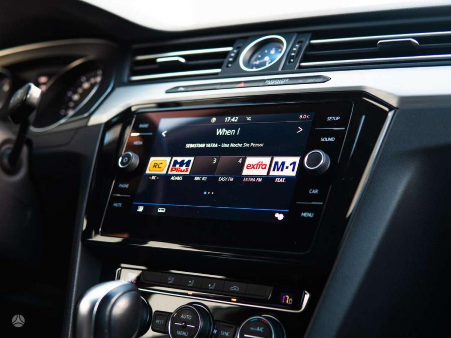 White Volkswagen Arteon 2018 in Kaunas, with an engine capacity of 1.50 L and mileage of 198 thousand km for 14950 €, photo 31 on AUTOMOTO.COM.LV