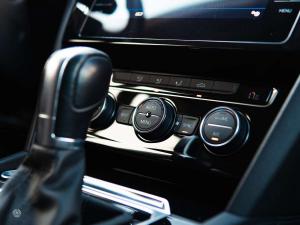 White Volkswagen Arteon 2018 in Kaunas, with an engine capacity of 1.50 L and mileage of 198 thousand km for 14950 €, photo 32 on AUTOMOTO.COM.LV