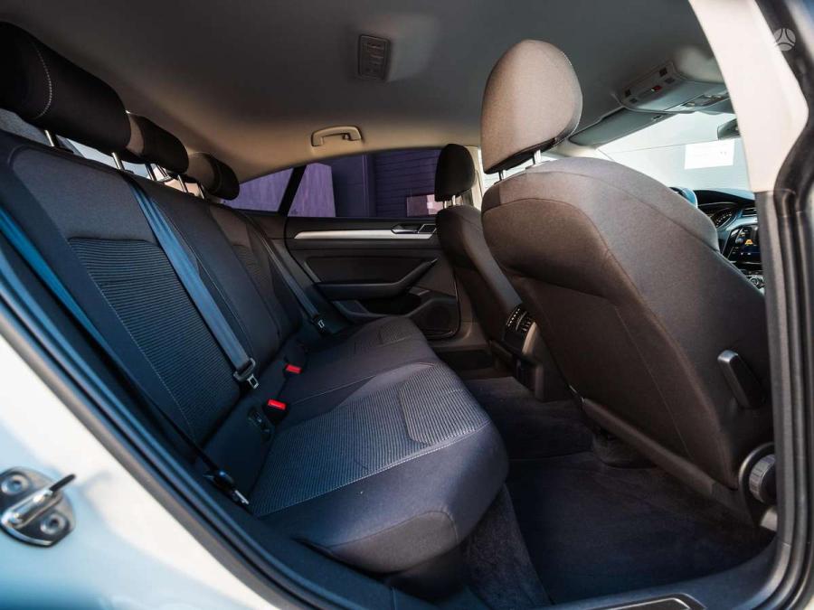 White Volkswagen Arteon 2018 in Kaunas, with an engine capacity of 1.50 L and mileage of 198 thousand km for 14950 €, photo 34 on AUTOMOTO.COM.LV