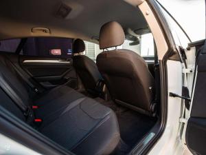 White Volkswagen Arteon 2018 in Kaunas, with an engine capacity of 1.50 L and mileage of 198 thousand km for 14950 €, photo 35 on AUTOMOTO.COM.LV