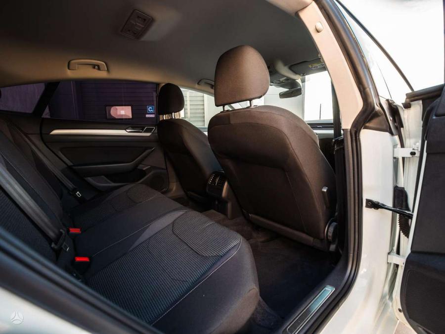 White Volkswagen Arteon 2018 in Kaunas, with an engine capacity of 1.50 L and mileage of 198 thousand km for 14950 €, photo 35 on AUTOMOTO.COM.LV