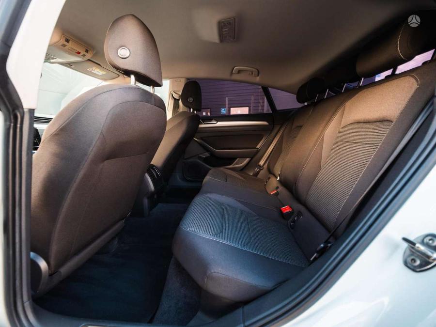 White Volkswagen Arteon 2018 in Kaunas, with an engine capacity of 1.50 L and mileage of 198 thousand km for 14950 €, photo 37 on AUTOMOTO.COM.LV