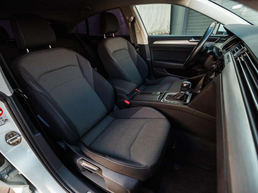 White Volkswagen Arteon 2018 in Kaunas, with an engine capacity of 1.50 L and mileage of 198 thousand km for 14950 €, photo 39 on AUTOMOTO.COM.LV