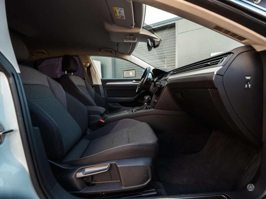 White Volkswagen Arteon 2018 in Kaunas, with an engine capacity of 1.50 L and mileage of 198 thousand km for 14950 €, photo 40 on AUTOMOTO.COM.LV