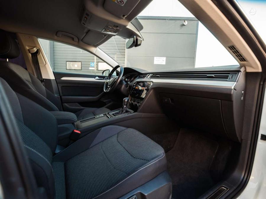 White Volkswagen Arteon 2018 in Kaunas, with an engine capacity of 1.50 L and mileage of 198 thousand km for 14950 €, photo 41 on AUTOMOTO.COM.LV