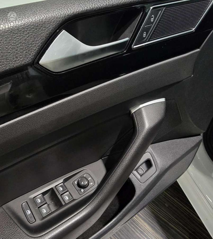 White Volkswagen Arteon 2018 in Siauliai, with an engine capacity of 1.97 L and mileage of 145 thousand km for 16900 €, photo 12 on AUTOMOTO.COM.LV