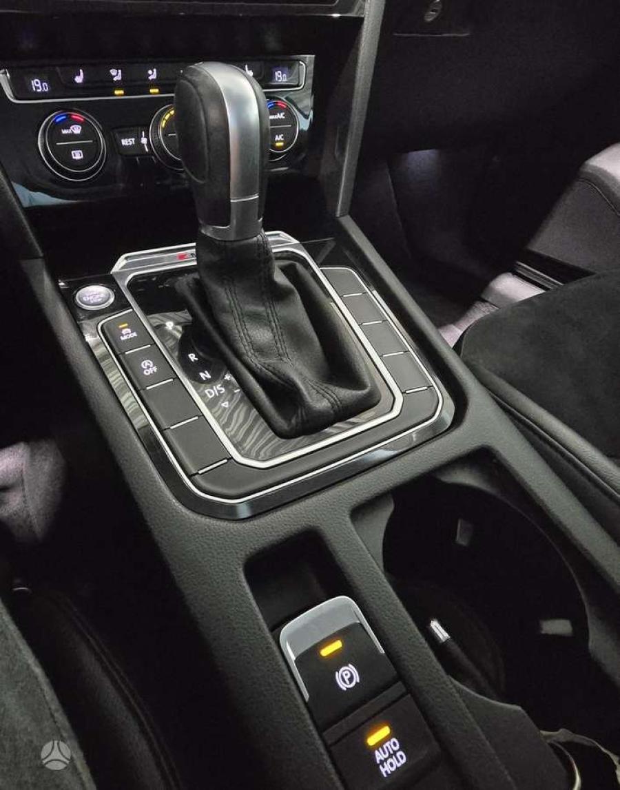White Volkswagen Arteon 2018 in Siauliai, with an engine capacity of 1.97 L and mileage of 145 thousand km for 16900 €, photo 18 on AUTOMOTO.COM.LV