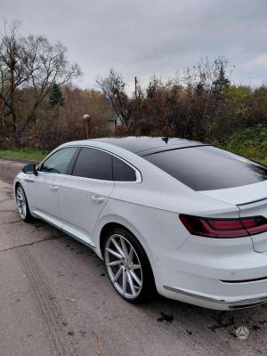 White Volkswagen Arteon 2018 in Jonava, with an engine capacity of 2.00 L and mileage of 232 thousand km for 18899 €, photo 3 on AUTOMOTO.COM.LV