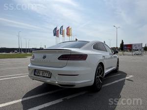 White Volkswagen Arteon 2020 in Riga, with an engine capacity of 2.00 L and mileage of 131 thousand km for 22999 €, photo 4 on AUTOMOTO.COM.LV