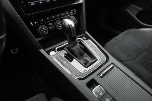 White Volkswagen Arteon 2020 in Riga, with an engine capacity of 2.00 L and mileage of 132 thousand km for 20650 €, photo 20 on AUTOMOTO.COM.LV