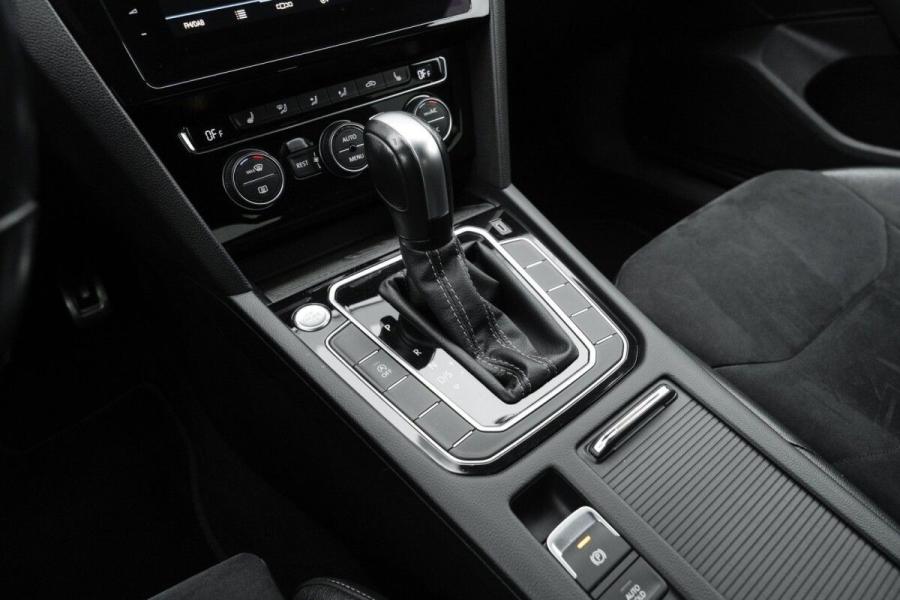 White Volkswagen Arteon 2020 in Riga, with an engine capacity of 2.00 L and mileage of 132 thousand km for 20650 €, photo 20 on AUTOMOTO.COM.LV