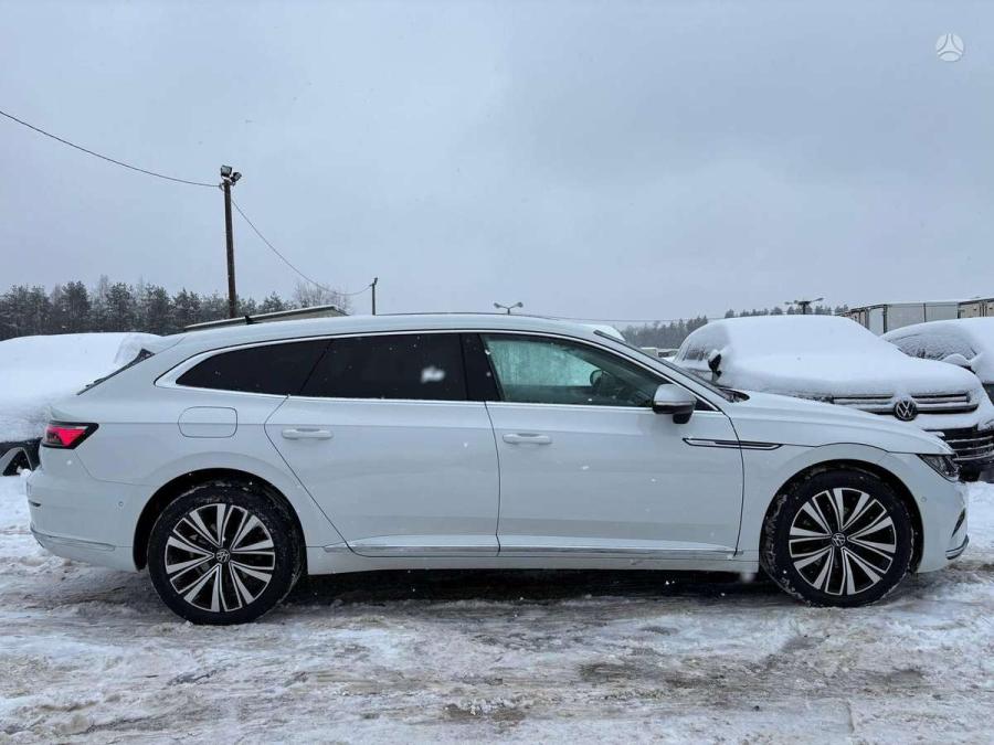 White Volkswagen Arteon 2021 in Vilnius, with an engine capacity of 1.40 L and mileage of 100 thousand km for 22990 €, photo 5 on AUTOMOTO.COM.LV