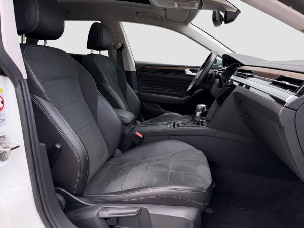Balts Volkswagen Arteon 2021 Pērnava, ar dzinēja tilpumu 1.40 L un nobraukumu 105 tūkst. km par 24450 €, foto 5 vietnē AUTOMOTO.COM.LV