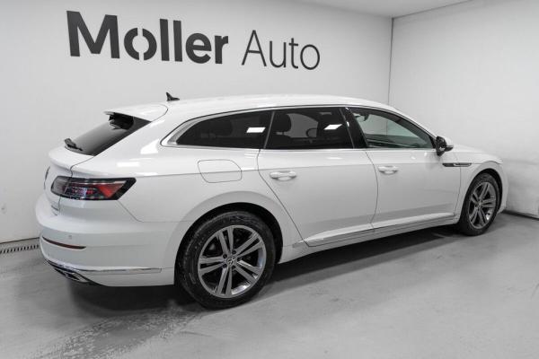 White Volkswagen Arteon 2022 in Vilnius, with an engine capacity of 1.40 L and mileage of 126 thousand km for 24900 €, photo 4 on AUTOMOTO.COM.LV