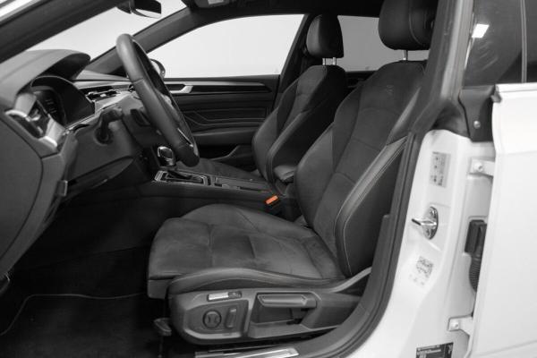 White Volkswagen Arteon 2022 in Vilnius, with an engine capacity of 1.40 L and mileage of 126 thousand km for 24900 €, photo 5 on AUTOMOTO.COM.LV