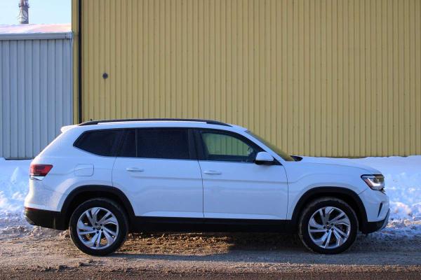 White Volkswagen Atlas 2021 in Vilnius, with an engine capacity of 3.60 L and mileage of 117 thousand km for 21600 €, photo 7 on AUTOMOTO.COM.LV