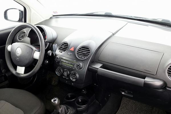 Black Volkswagen Beetle 2009 in Tallinn, with an engine capacity of 1.60 L and mileage of 197 thousand km for 1599 €, photo 5 on AUTOMOTO.COM.LV