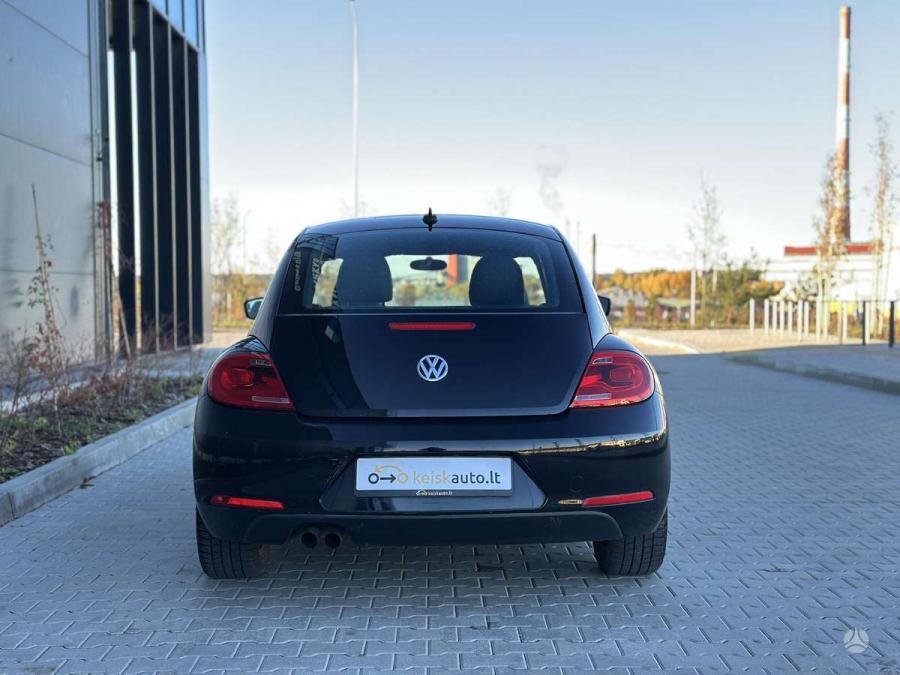 Black Volkswagen Beetle 2013 in Vilnius, with an engine capacity of 2.48 L and mileage of 213 thousand km for 6699 €, photo 5 on AUTOMOTO.COM.LV