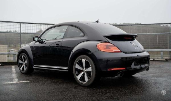 Melns Volkswagen Beetle 2013 Viļņa, ar dzinēja tilpumu 1.98 L un nobraukumu 208 tūkst. km par 5880 €, foto 6 vietnē AUTOMOTO.COM.LV